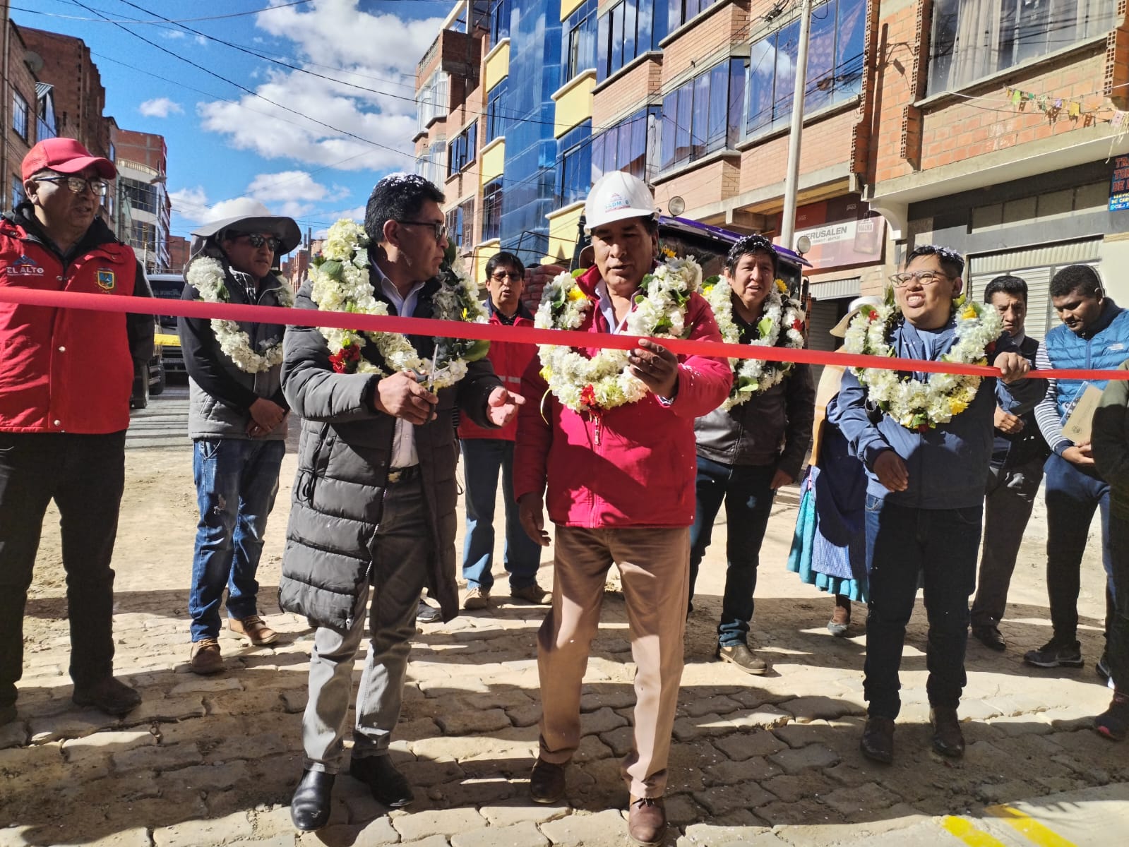 Alcaldía de El Alto entrega pavimento rígido en Alto Lima para una que ...